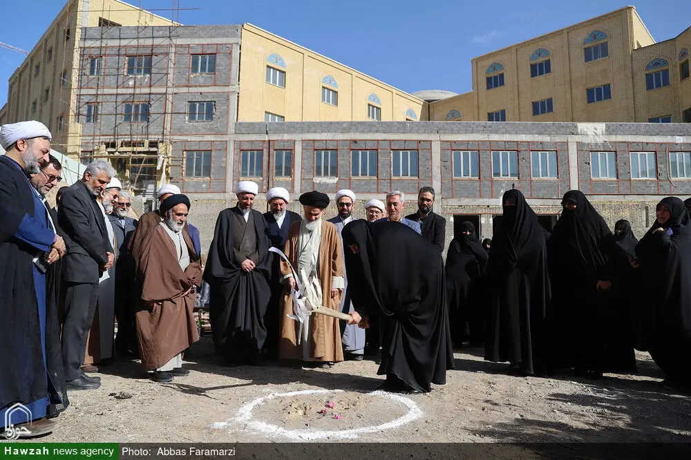 کلنگزنی یک زن چادری مقابل مردان روحانی در حوزه علمیه عکس