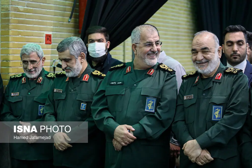 خنده دسته جمعی فرماندهان ارشد سپاه با لباس نظامی عکس