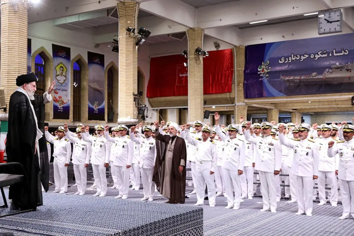 گزارش تصویری دیدار رهبری با فرمانده و کارکنان ناوگروه 86 ارتش تصاویر