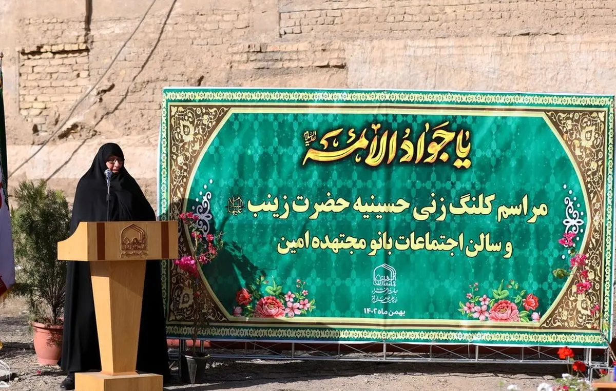 کلنگزنی یک زن چادری مقابل مردان روحانی در حوزه علمیه عکس