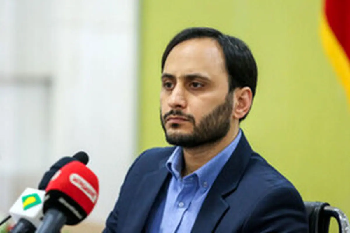 اقدام عجیب سخنگوی دولت در نشست خبری خود؛ نماد آمریکا بالاتر از پرچم